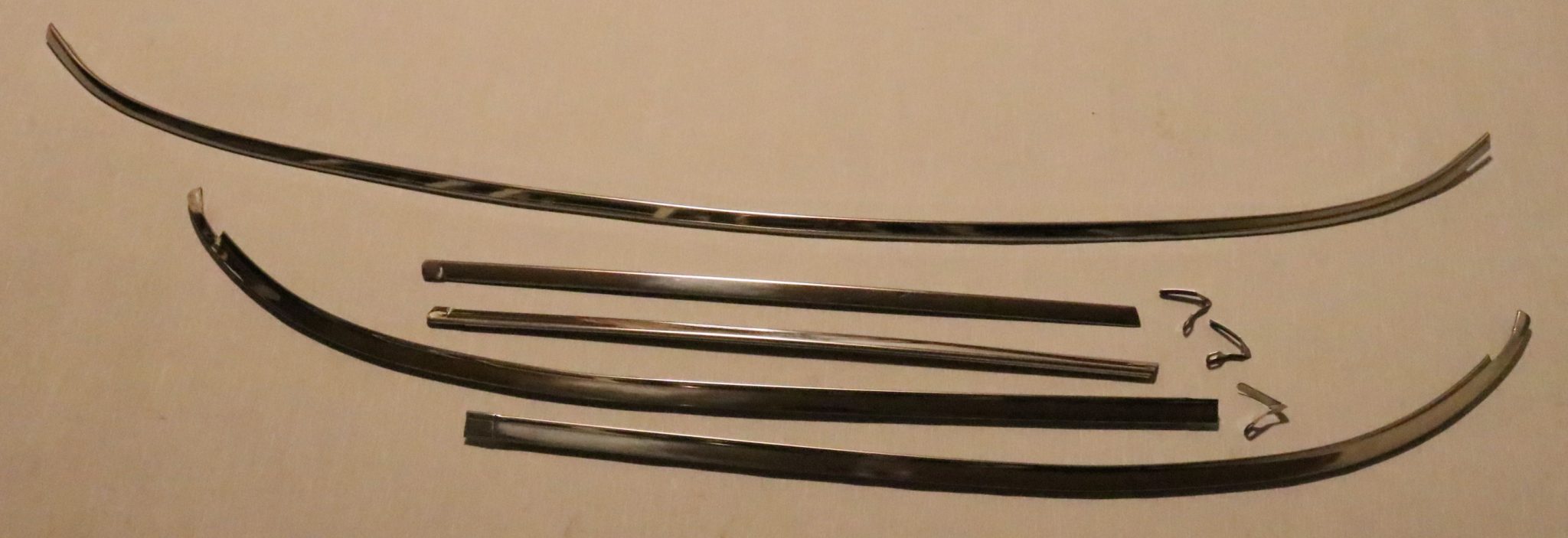 Kromlister runt vindruta 1968-70 Mopar B-body - US Car Parts